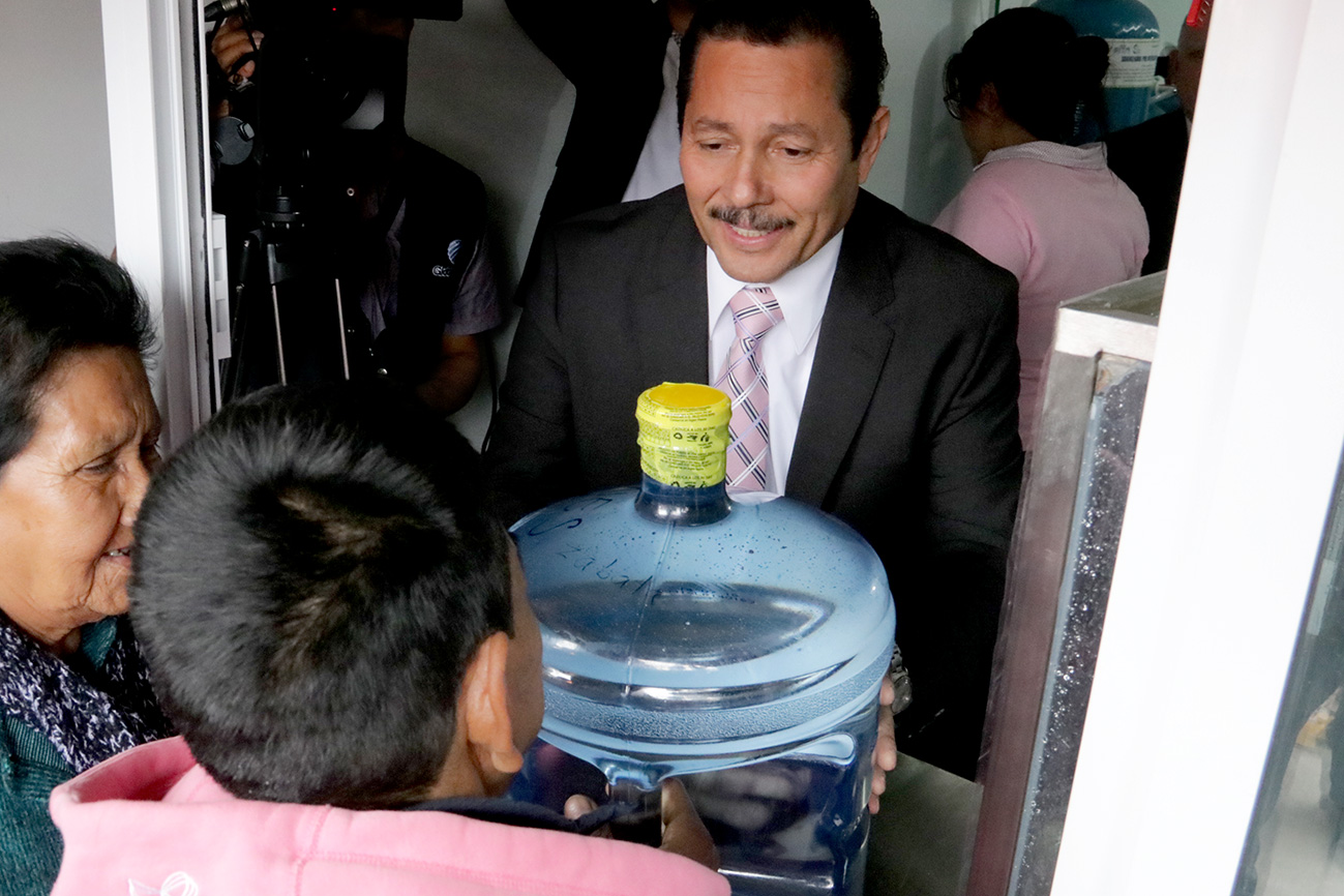 Ricardo Gallaro inaugura purificadora de agua en la Tercera Grande