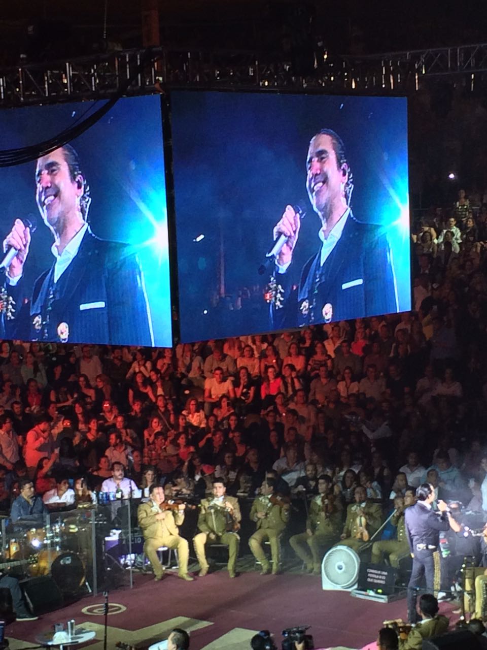 Alejandro Fernández se presenta en el Palenque de la FENAPO