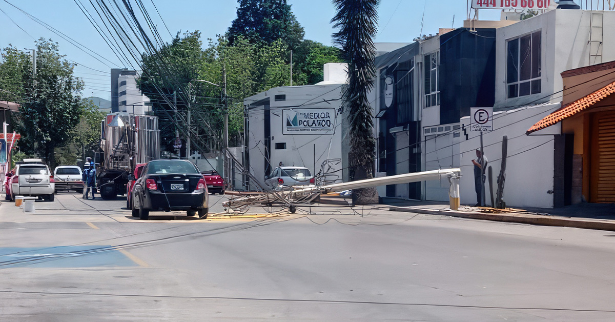 Accidente de tránsito causa caída de poste en la avenida Capitán Caldera