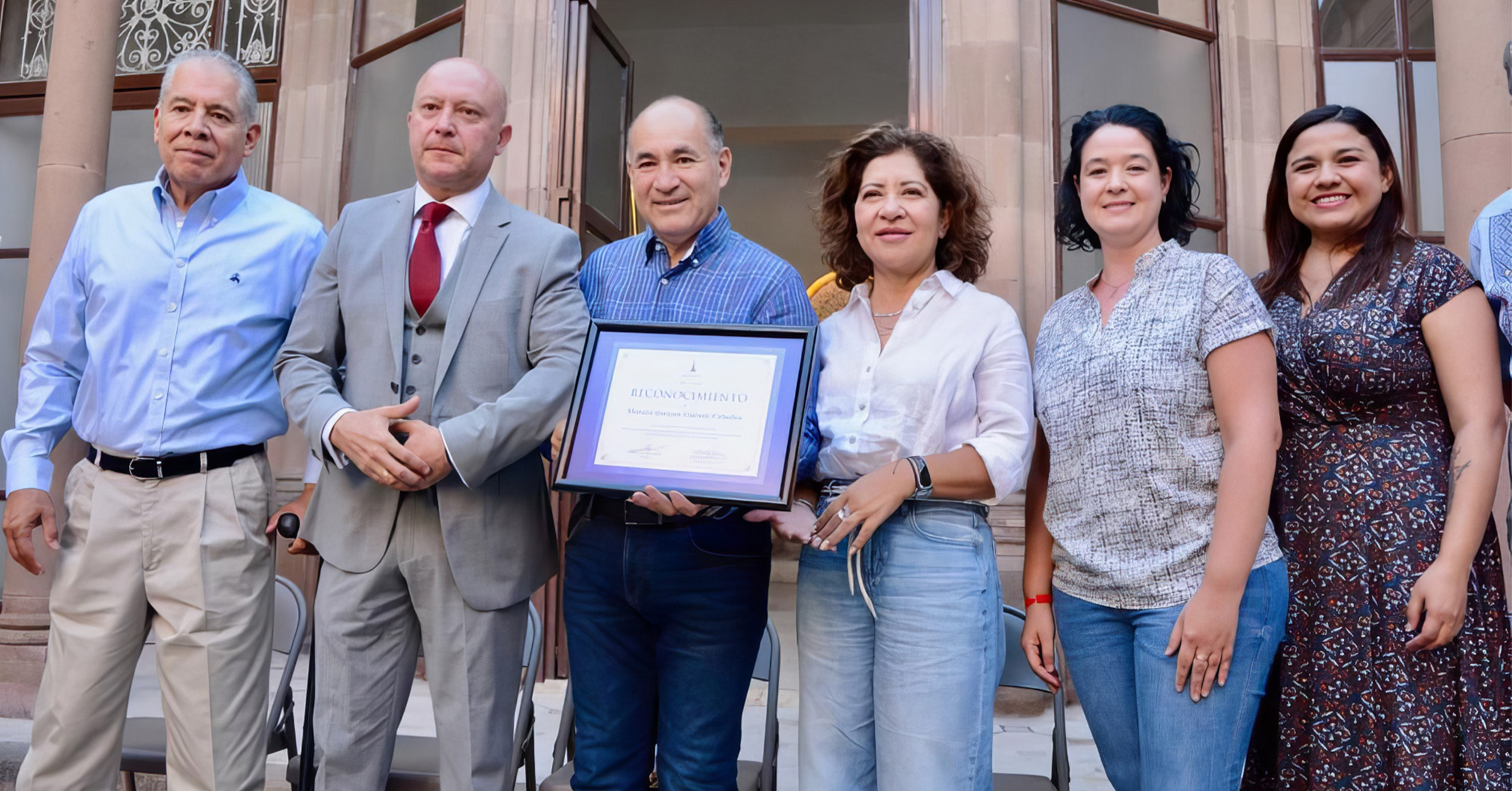 Reconocimiento a Alcalde Enrique Galindo por apoyo a Procesión del Silencio