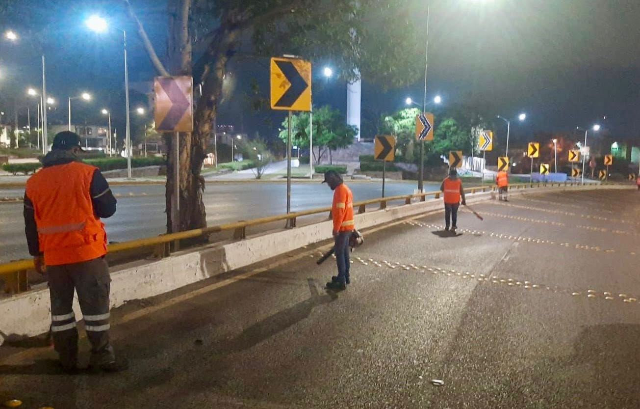 Avenida Salvador Nava recibe mantenimiento integral en carriles centrales