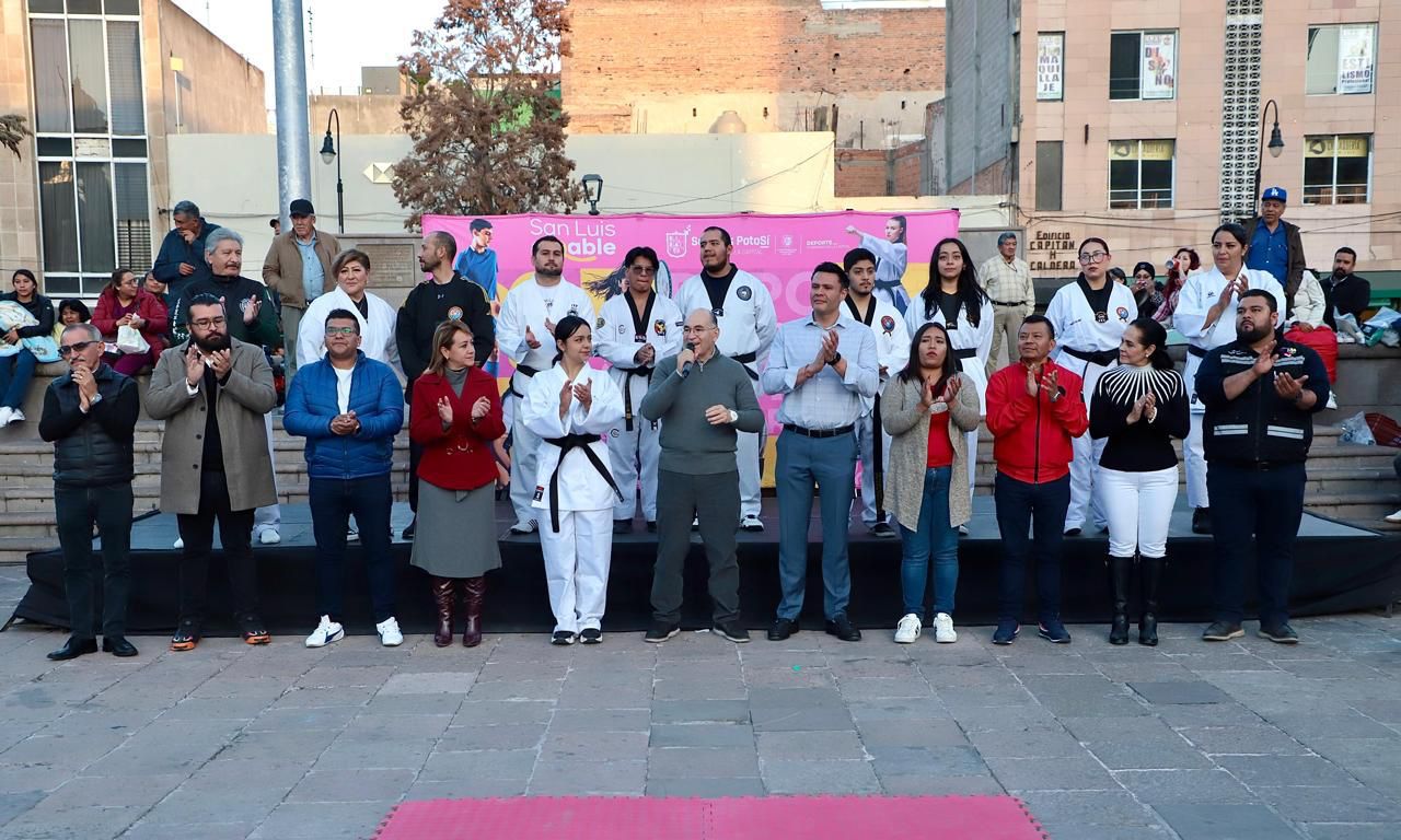 Impulso al deporte: Alcalde Galindo entrega uniformes a 500 ...